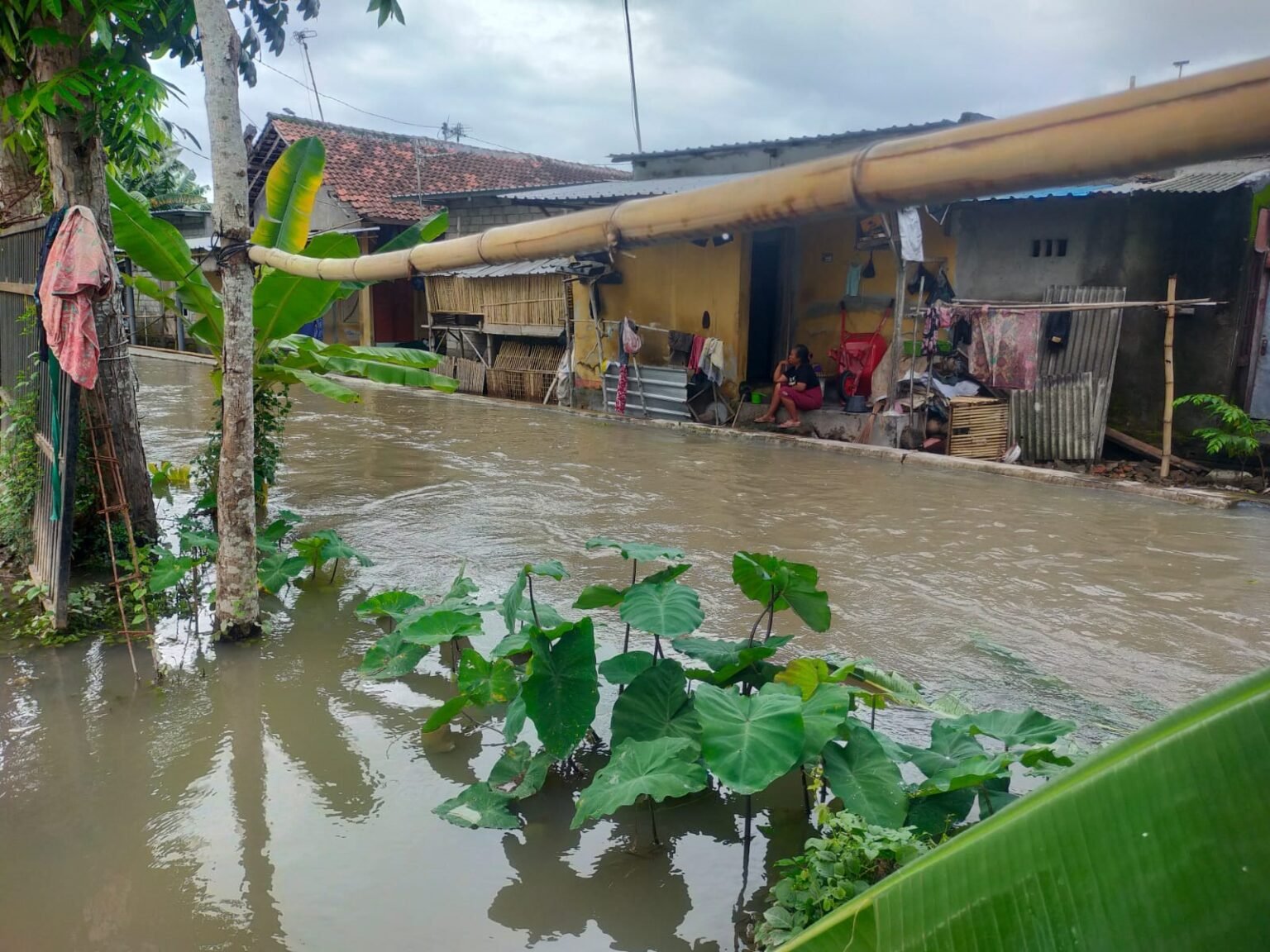 Banjir Menghantui Warga Tiga Dusun di Mesanggok Gerung - SUARANTB.com