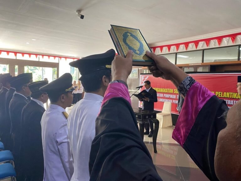 Bupati Iron Tegaskan Tak Ada Kaitan Politik dalam Mutasi Pejabat di ...