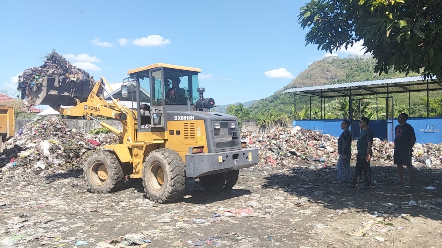 Picu Lakalantas, Tumpukan Sampah di TPS Pasar Gerung Diangkut Tim DLH ...